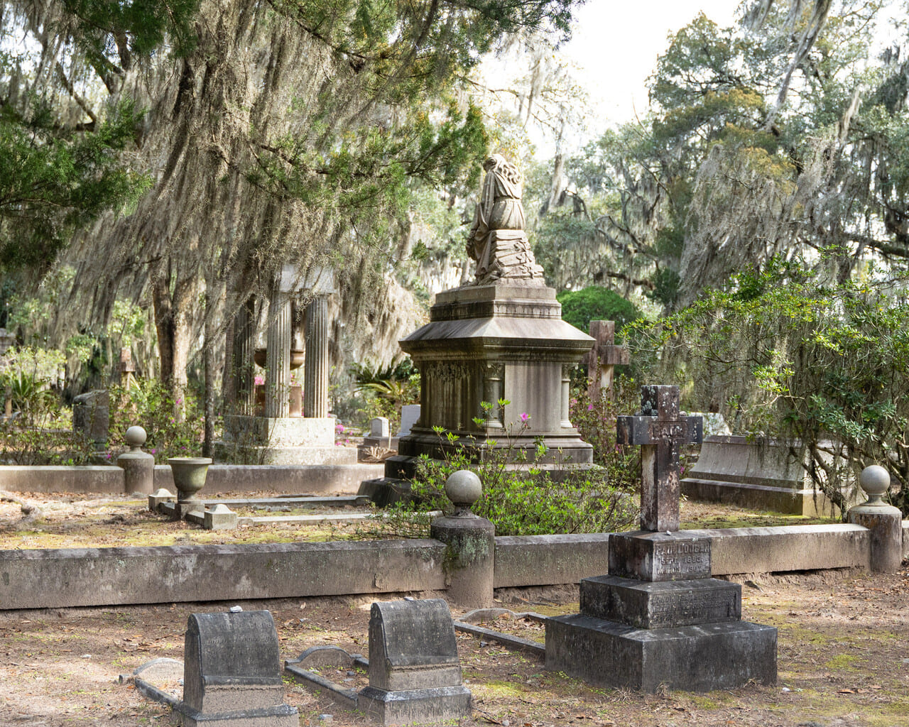 Travel guide to the most haunted cemeteries and graveyards – Her Life ...
