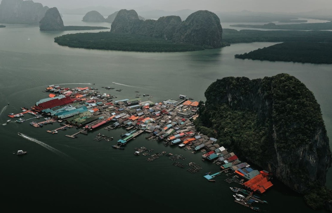 12 Floating Villages Around the World Still Alive with Local Life – Her ...